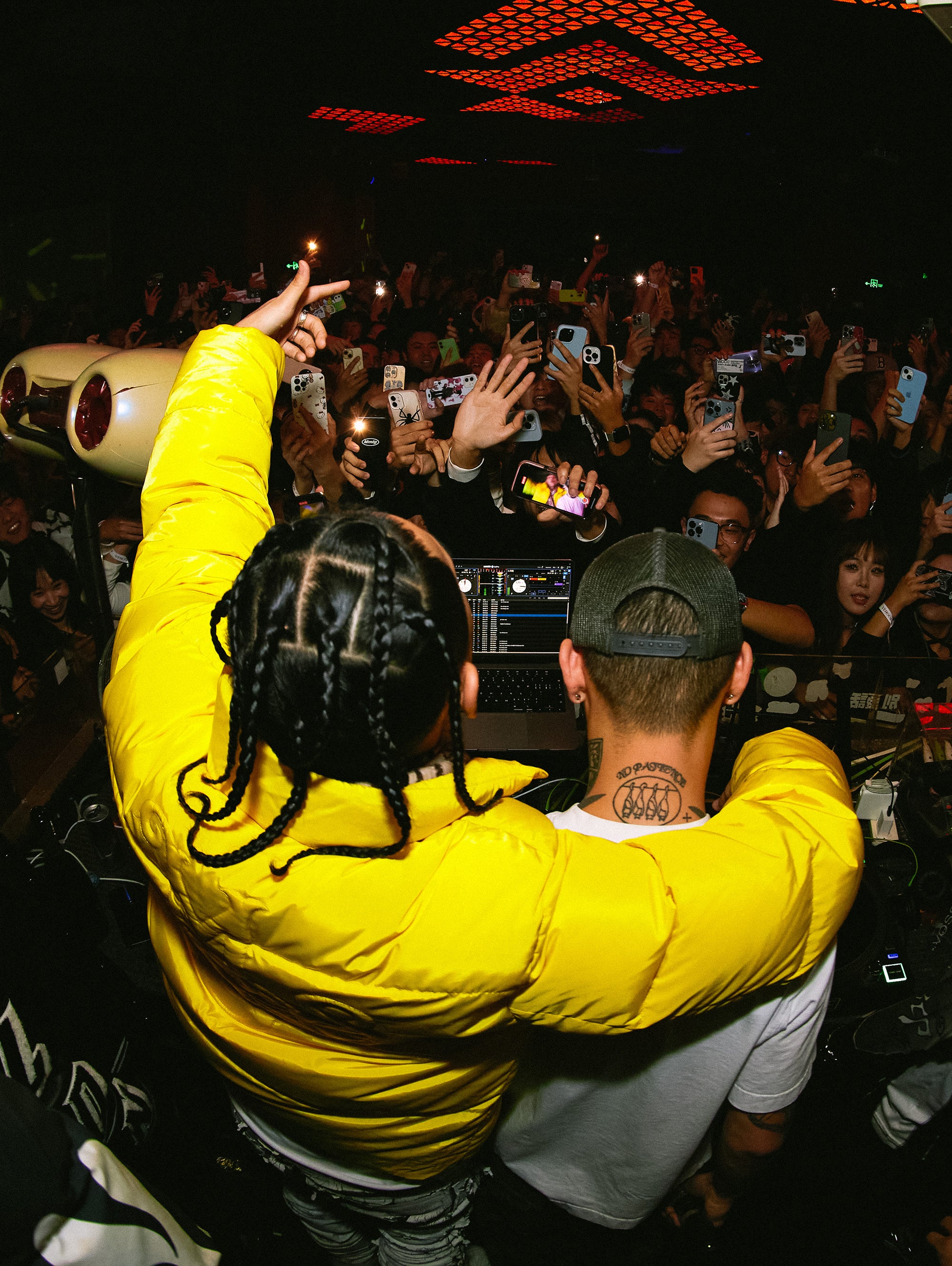 PHOTOS – THE BOY HAS NO PATIENCE